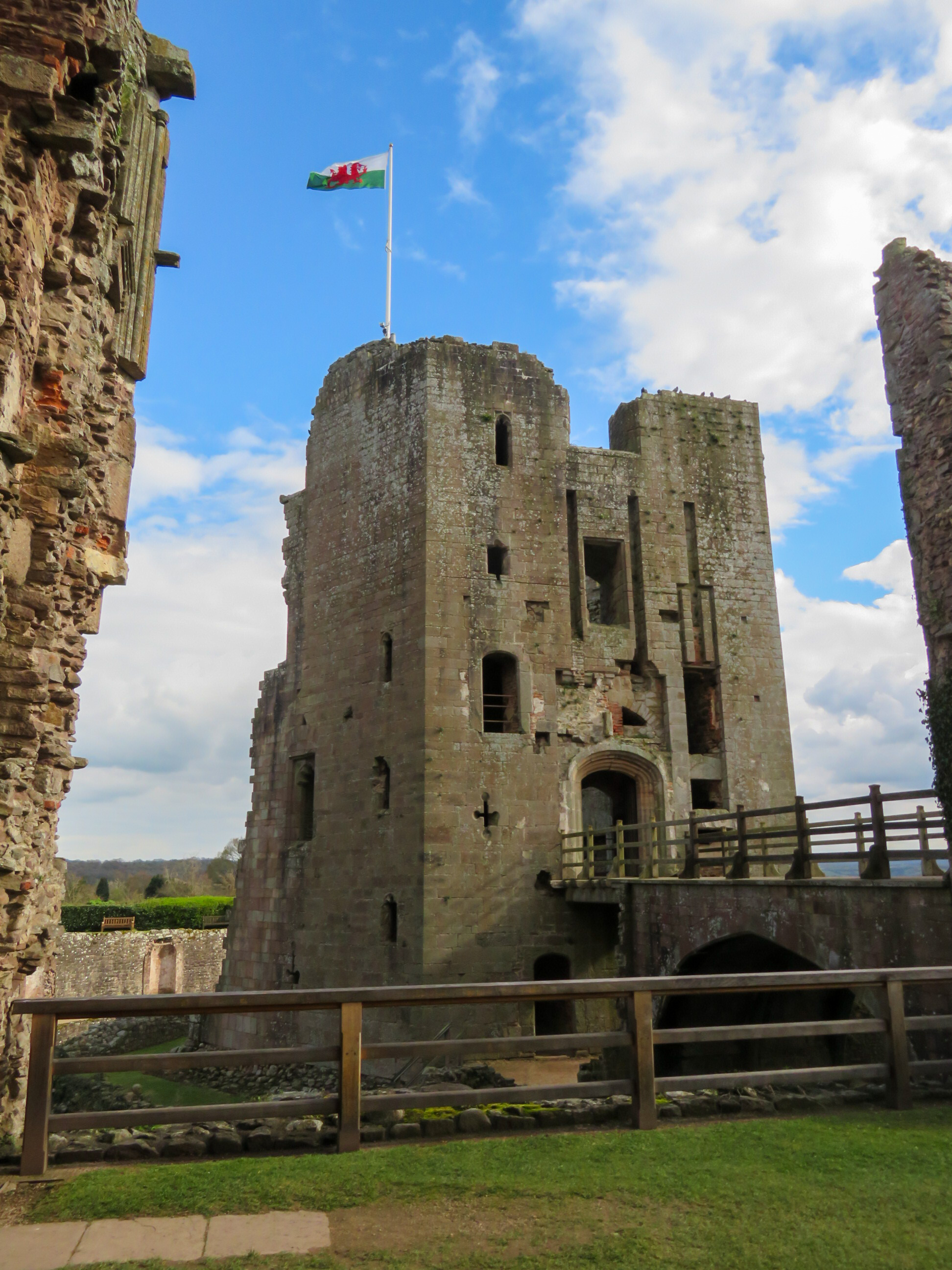 Castle Focus: Castell Rhaglan / Raglan Castle - Struts & Frets